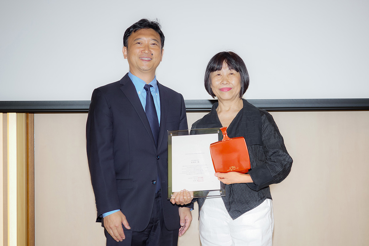 桑和美氏に「JPDA貢献賞2024」を贈賞！ | JPDA ニュース | 公益社団法人日本パッケージデザイン協会（JPDA）